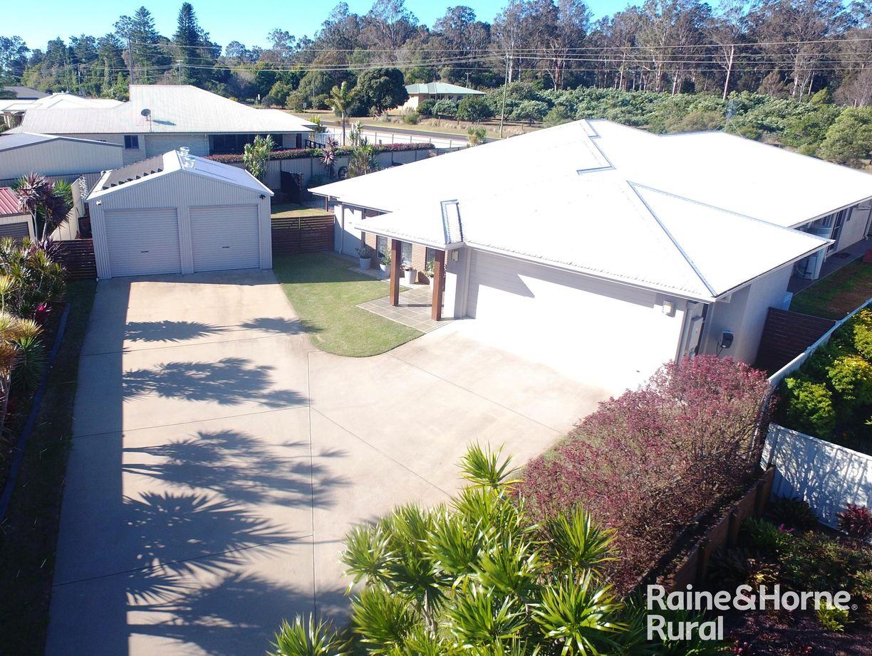 The Ultimate Family Retreat - Pool, Shed, Solar & Space in Hillview ...