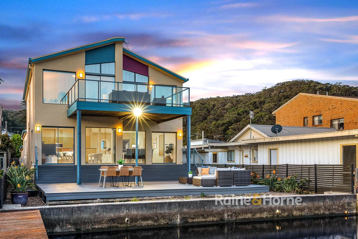 Stunning Waterfront Family Home with Designer Features & Jetty - 17 ...