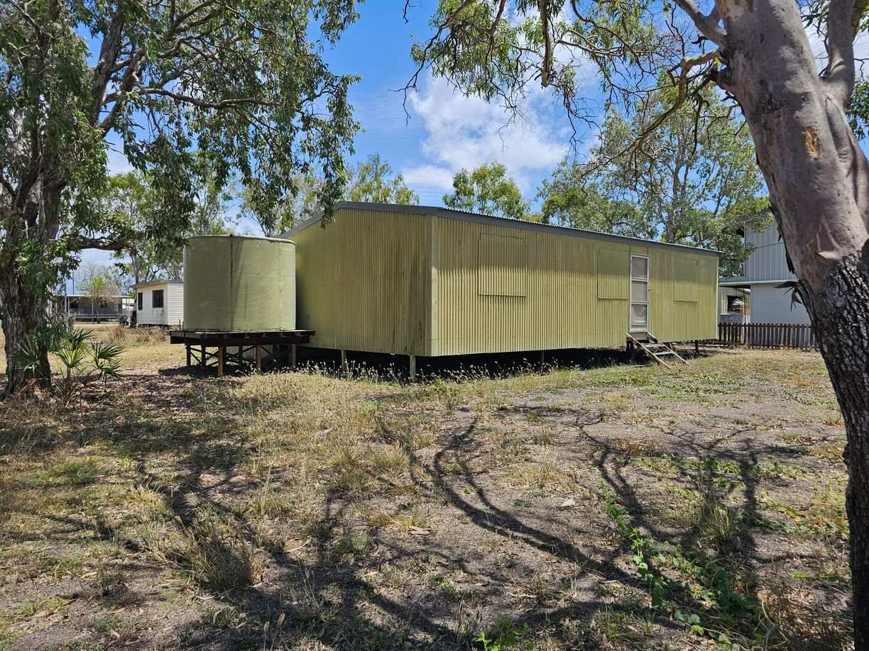 HUT & LOADS OF LAND... - 26-28 S S Wakefield Avenue, Jerona, QLD 4809 ...