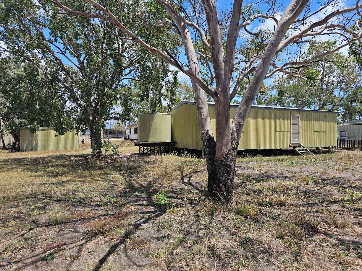 HUT & LOADS OF LAND... - 26-28 S S Wakefield Avenue, Jerona, QLD 4809 ...