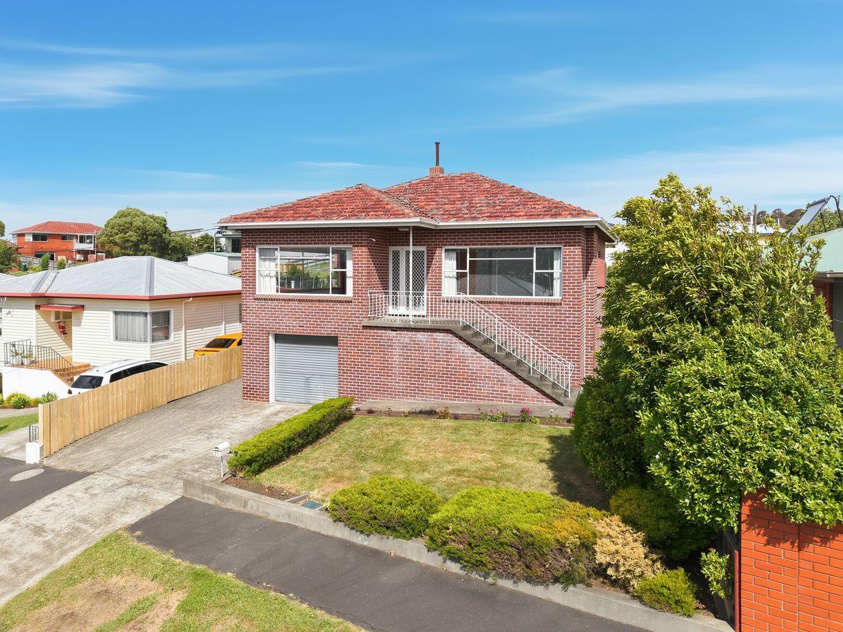 Highly Sought After Area, Immaculate Inside & Out - 21 Garden Grove ...