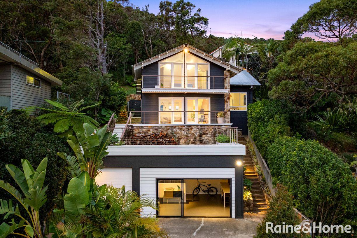 North Avalon Sandstone Home with Expansive Careel Bay Views - 65 Whale ...