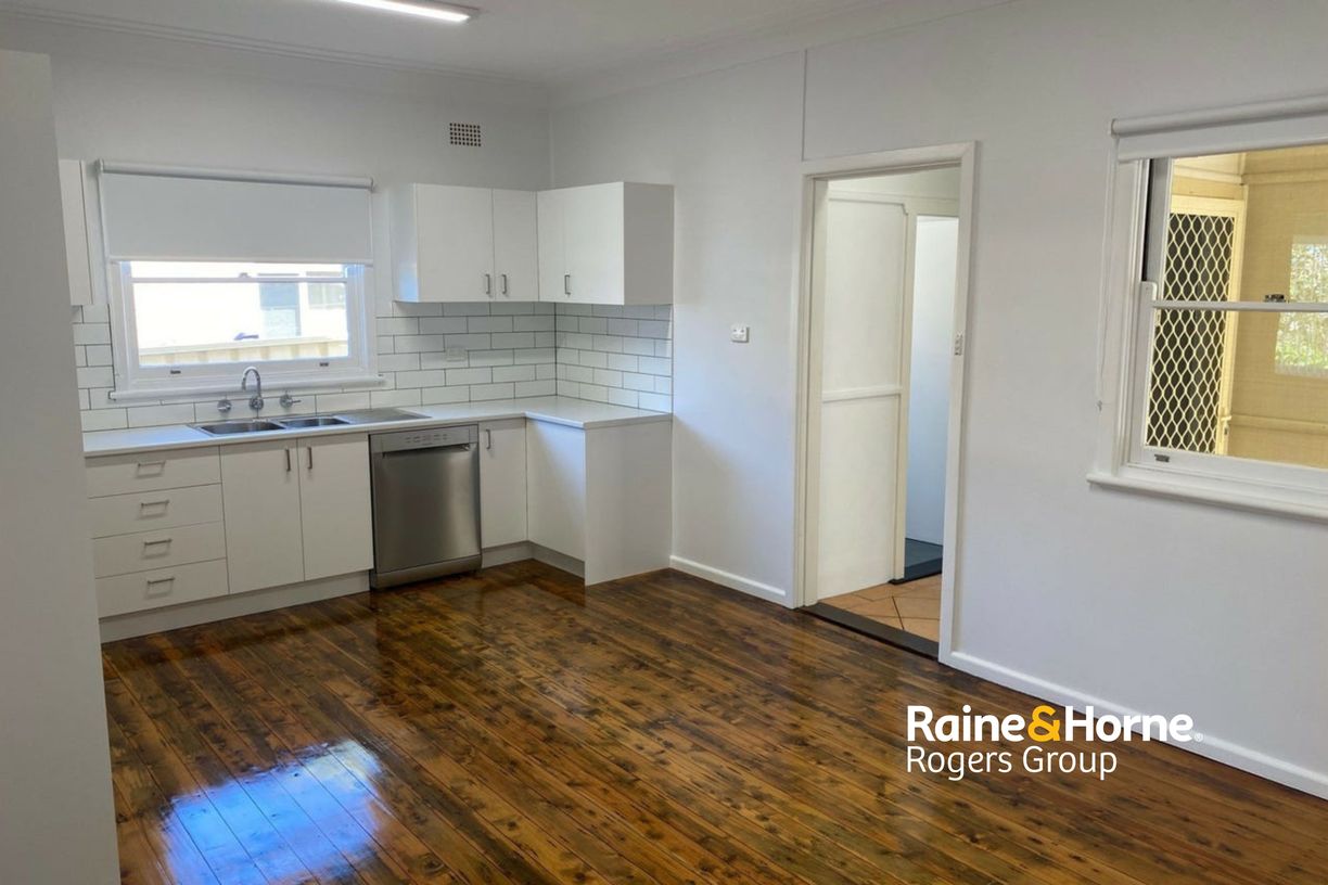 Spacious Family Home with Multiple Garaging in Prime Toukley Location ...