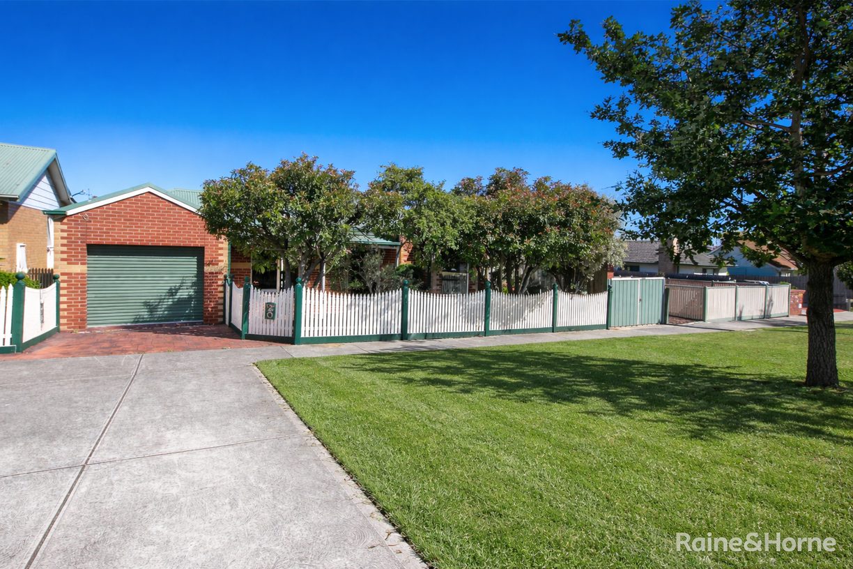 Walk to Town - Charming Own-Title Home! - 180A O'Shanassy Street ...